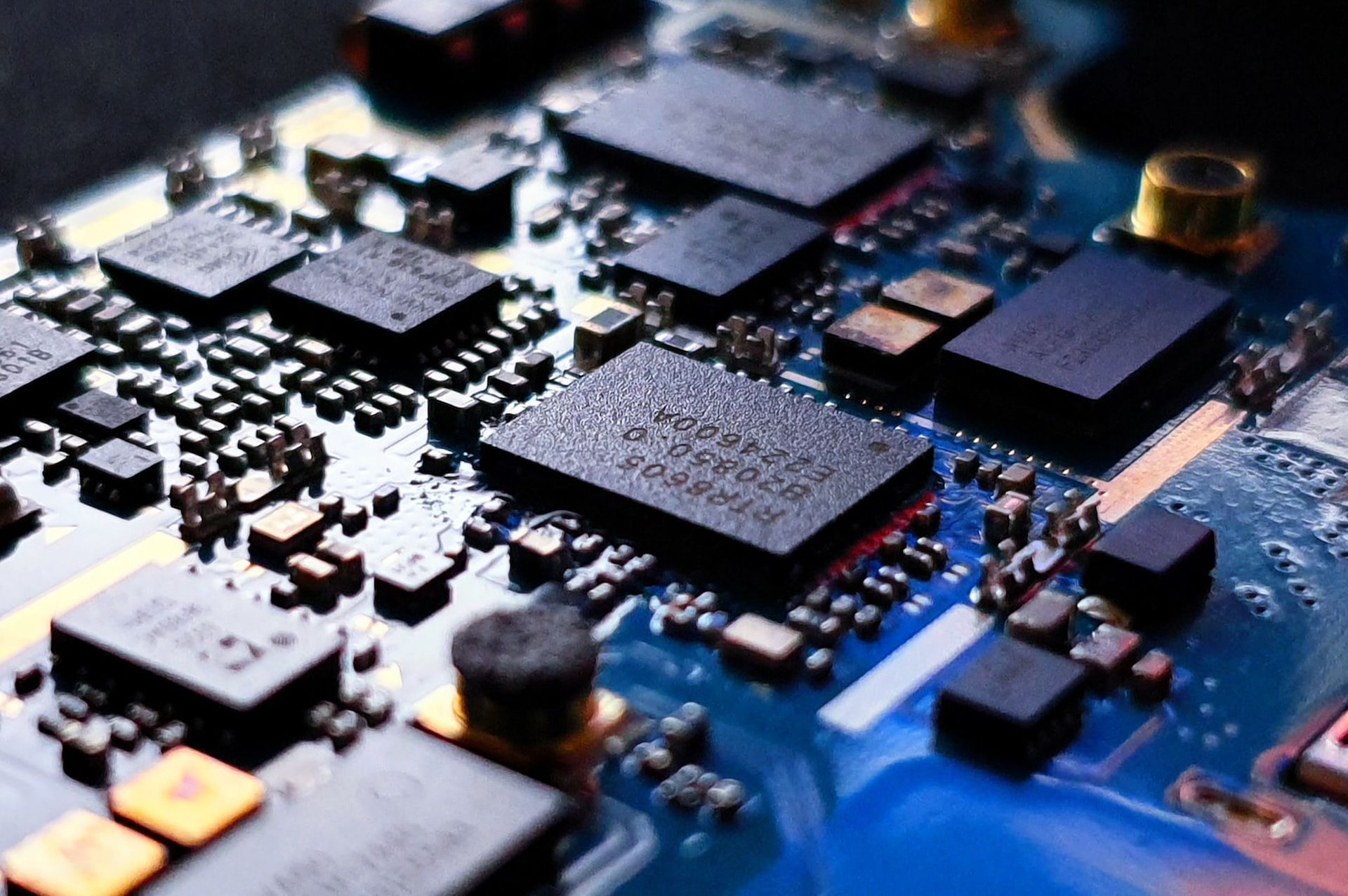 Attackers Could Steal Data from Air-Gapped Systems Using Electromagnetic Waves, Researcher Warns